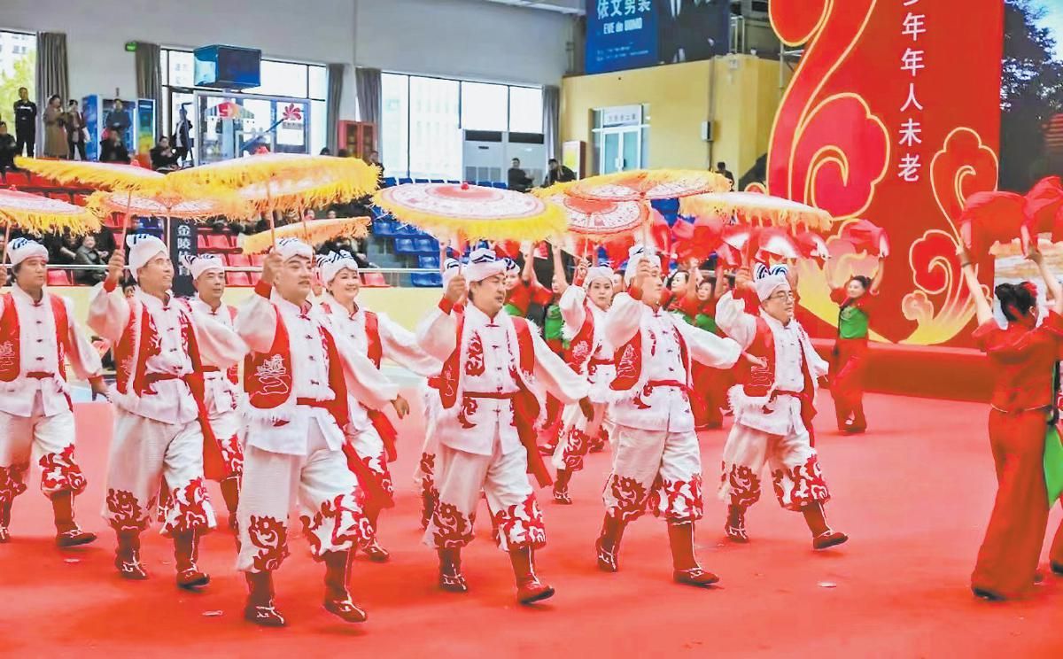 榆林市举办重阳节老年秧歌展演活动