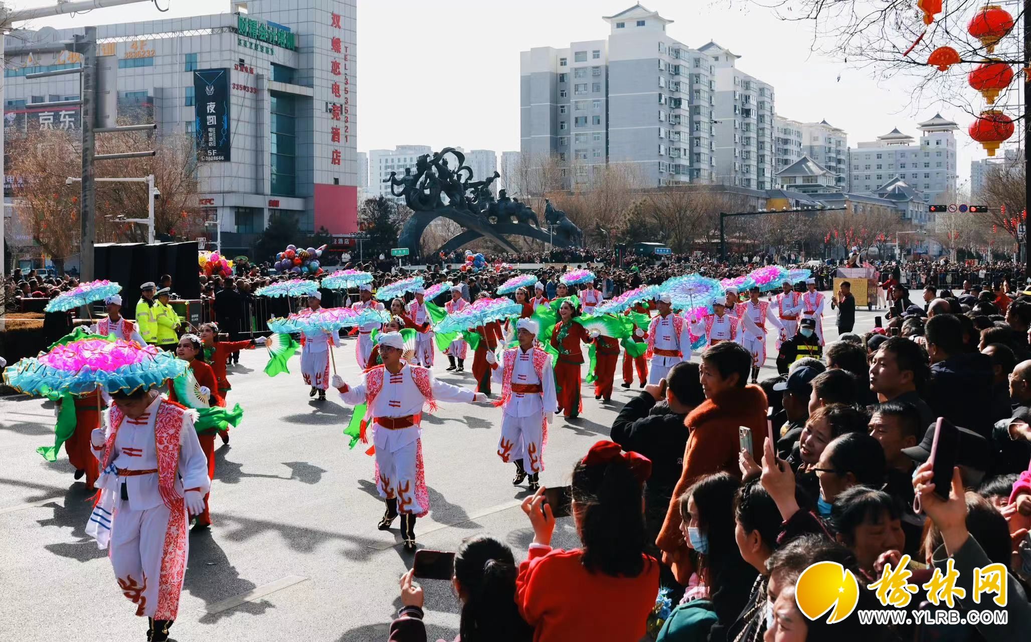 非遗秧歌展演热 古城榆林年味浓