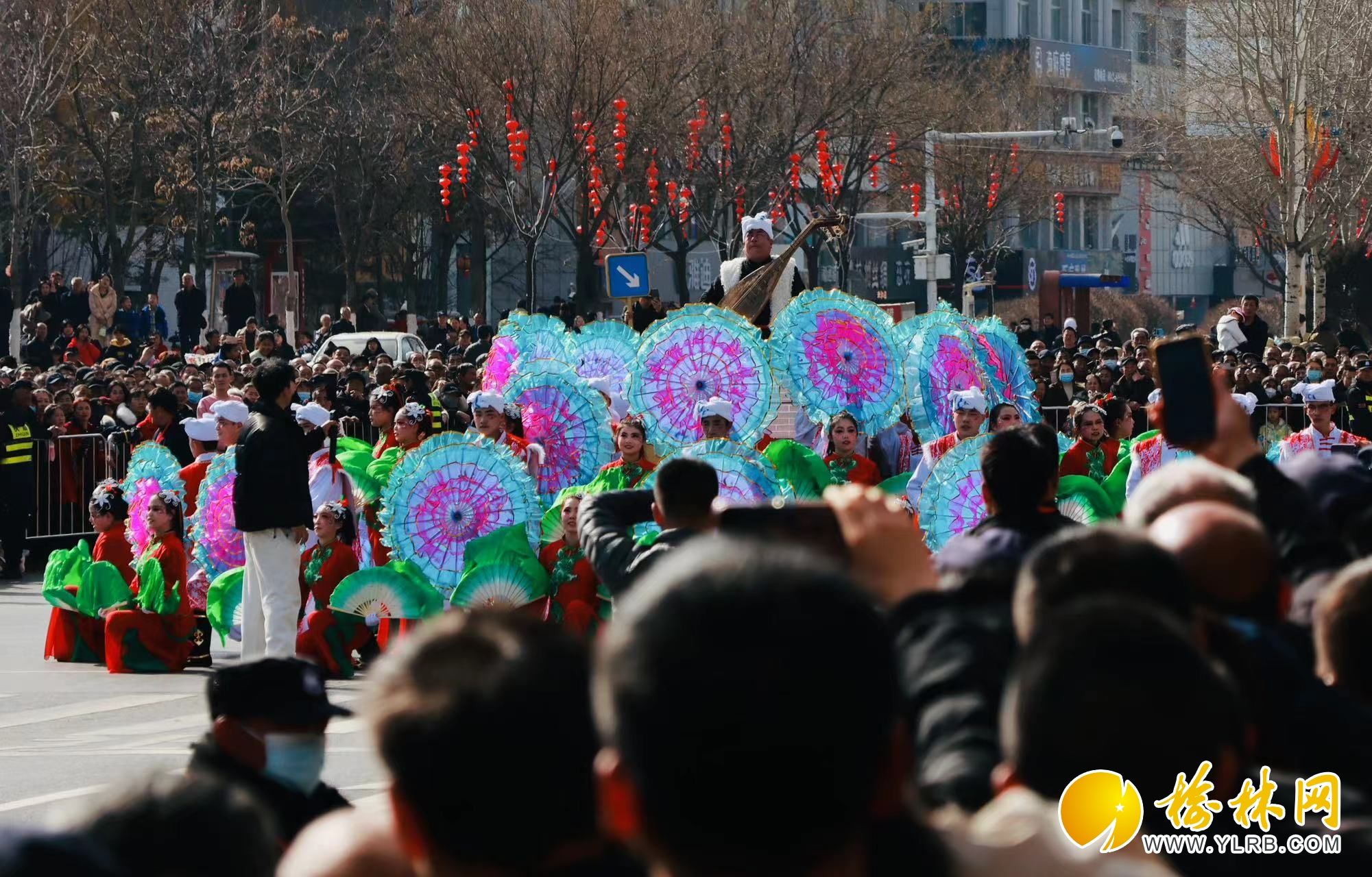 非遗秧歌展演热 古城榆林年味浓
